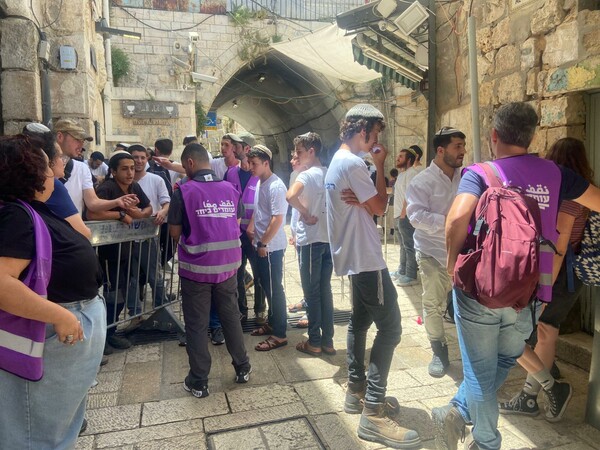 «Όπως στο Βερολίνο του 1939»: Ακροδεξιοί Ισραηλινοί προπηλακίζουν Παλαιστίνιους στην Ιερουσαλήμ ...